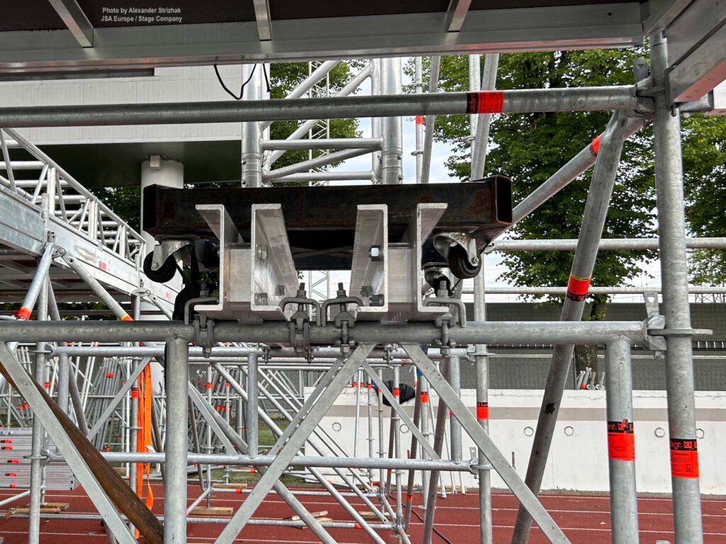 INNOVATIVE LAYHER TWIXBEAMS FOR THE CONCERT IN RIGA – JSA STAGE COMPANY