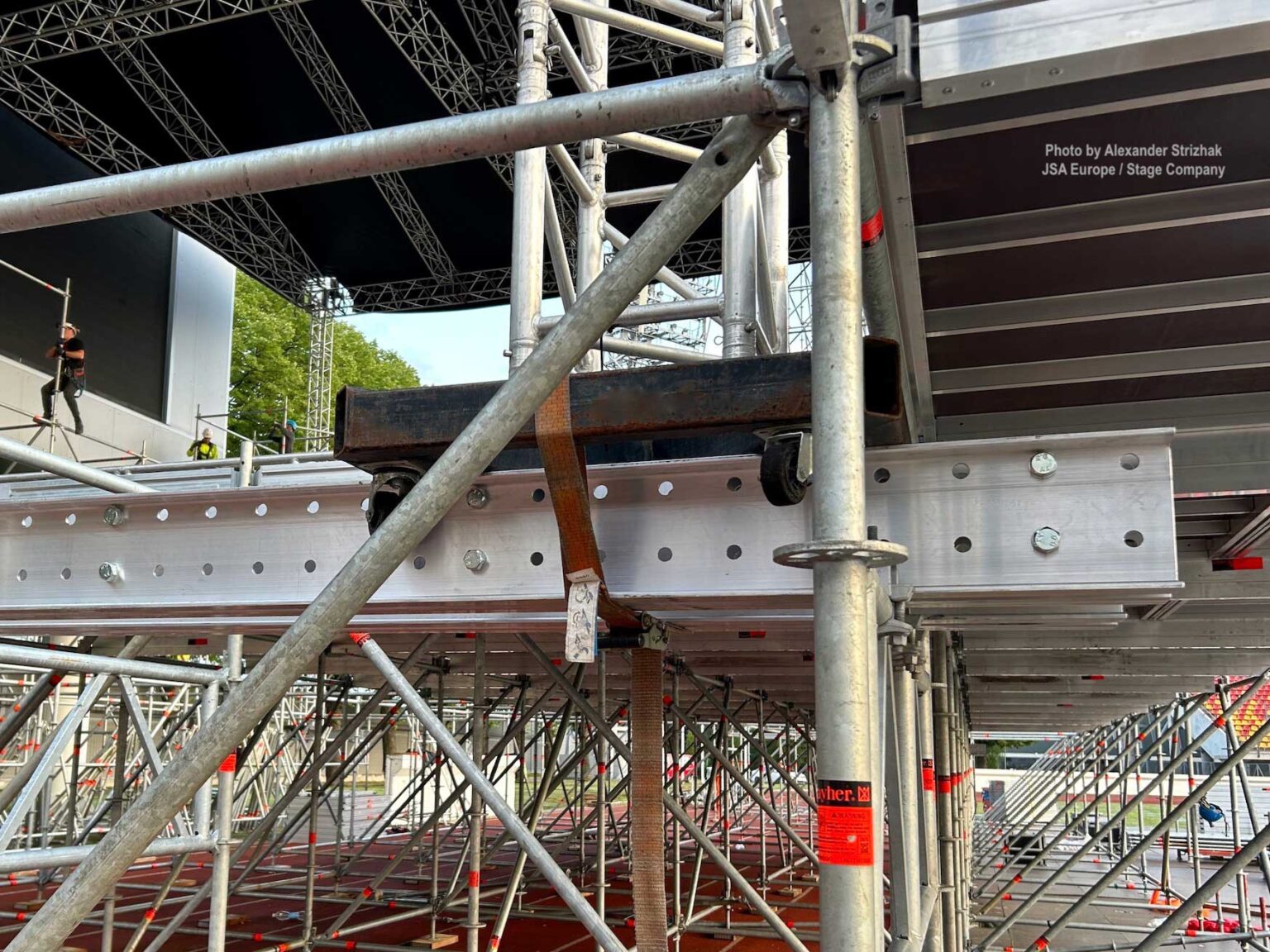 INNOVATIVE LAYHER TWIXBEAMS FOR THE CONCERT IN RIGA – JSA STAGE COMPANY