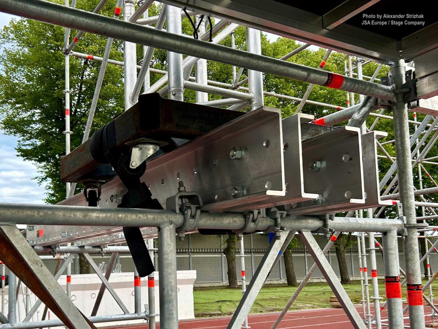 INNOVATIVE LAYHER TWIXBEAMS FOR THE CONCERT IN RIGA – JSA STAGE COMPANY